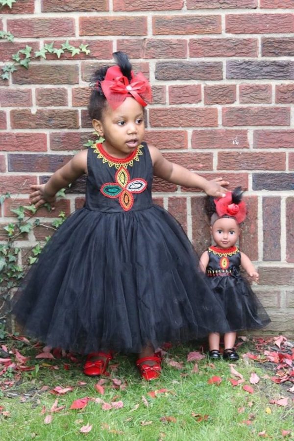 Children in cameroonian traditional toghu clothing – Afroculture.net