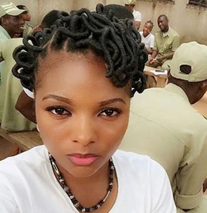 10 coiffures de tresses aux fils sensationnelles à s’inspirer ...