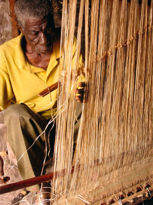 Le raphia : tissu traditionnel du Gabon, Madagascar et du Congo – Afroculture.net